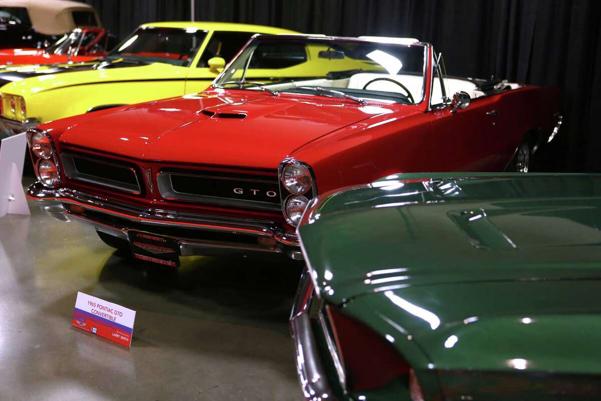 Seattle auto show offers fuel efficiency, muscle cars