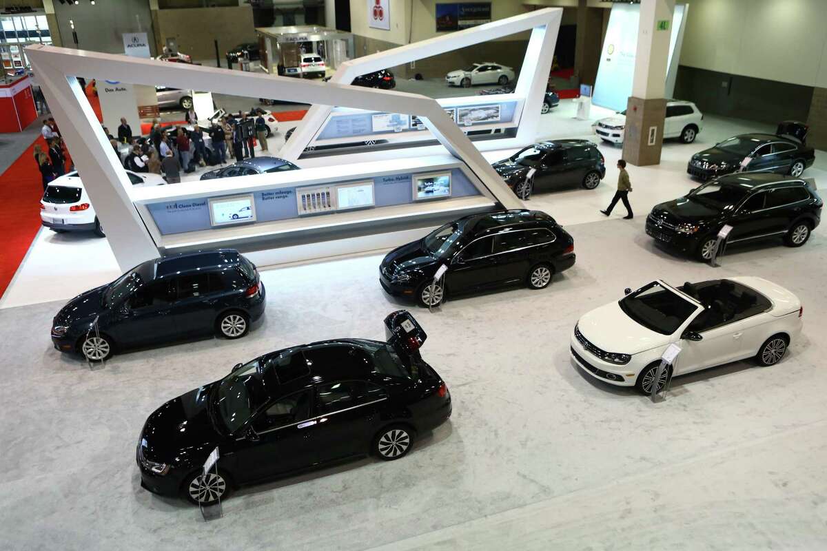 Seattle auto show offers fuel efficiency, muscle cars