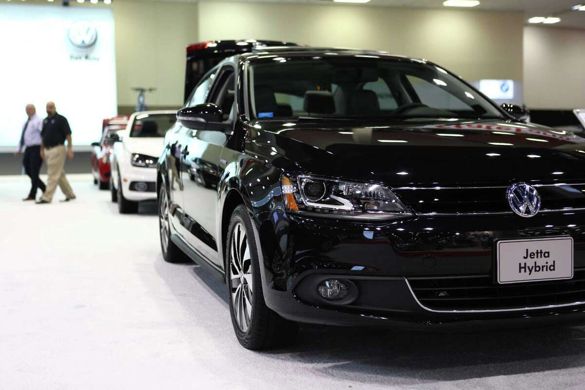 Seattle auto show offers fuel efficiency, muscle cars