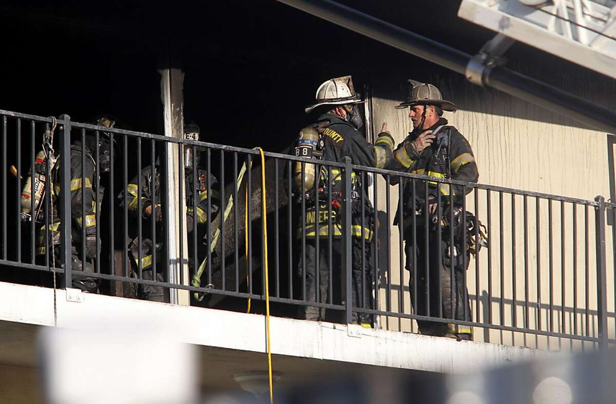 4 hurt in fire at Redwood City apartment building