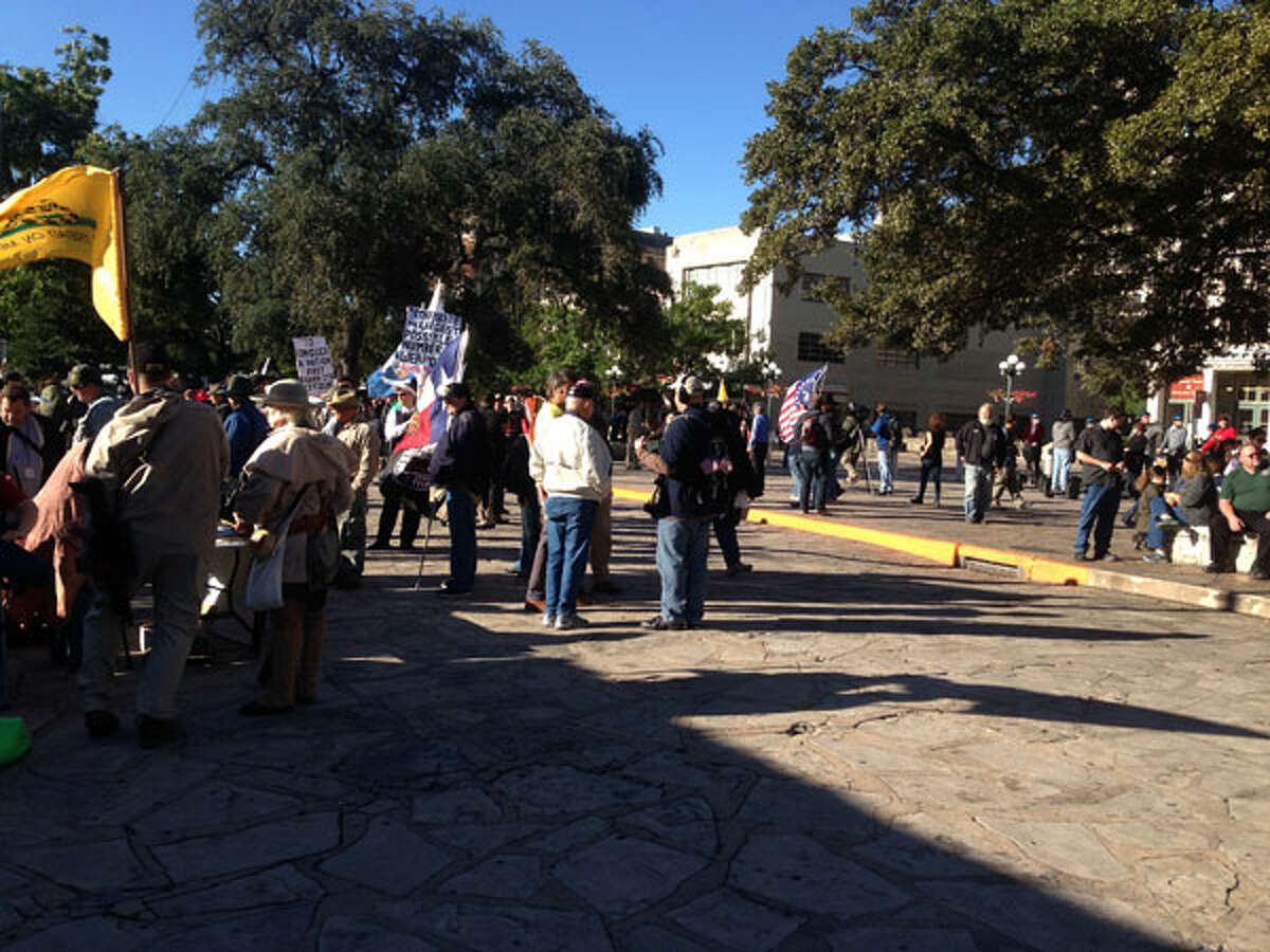 Open-carry protestors rally at police substation