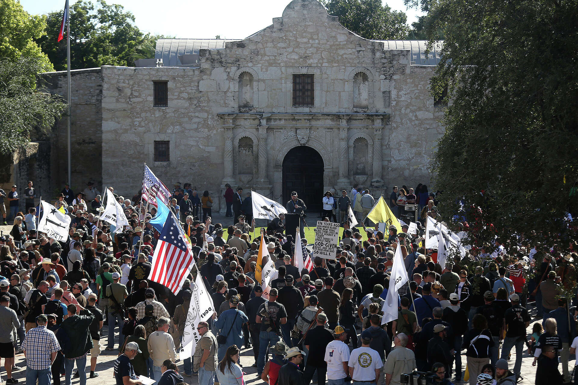 Open-carry protestors rally at police substation
