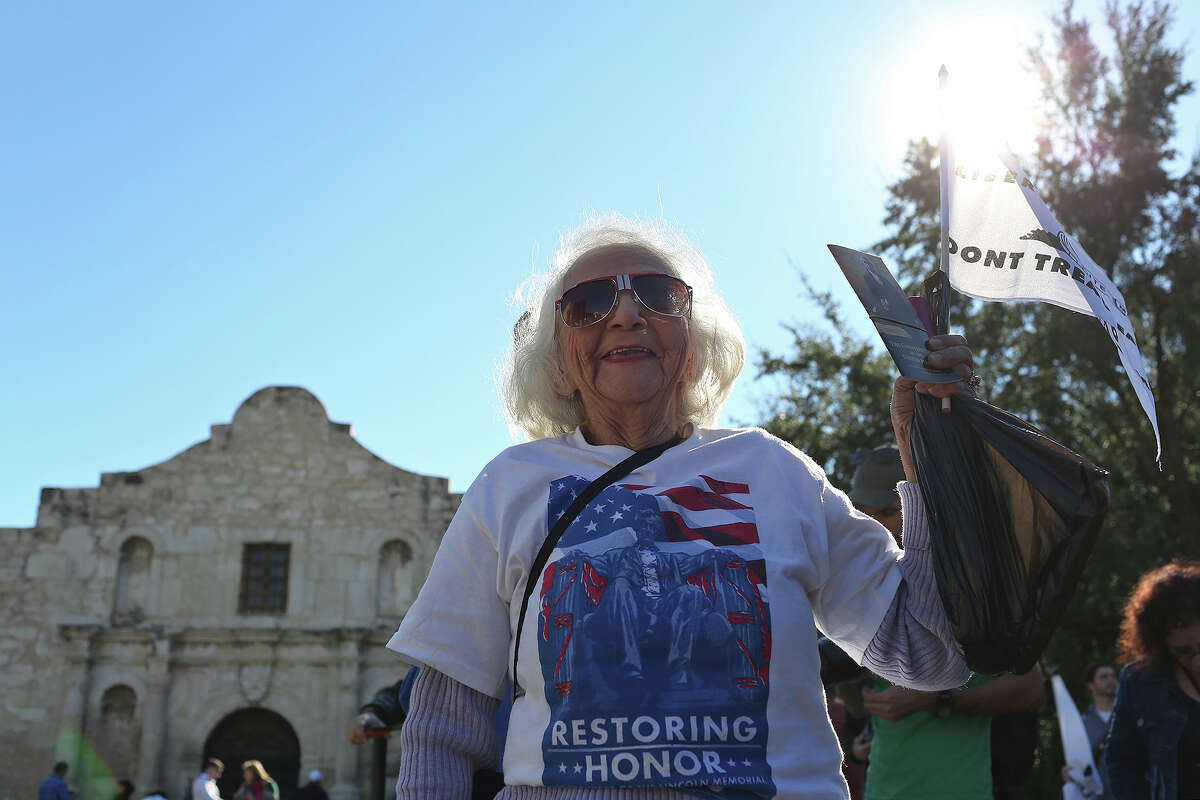 Open-carry protestors rally at police substation