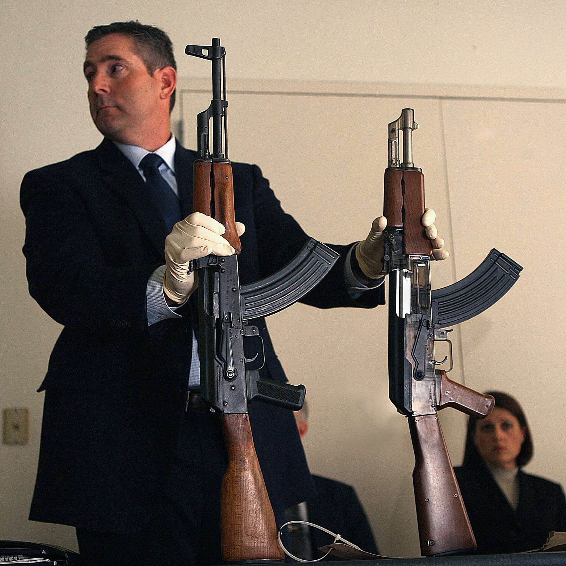 Replica toy guns should look less real