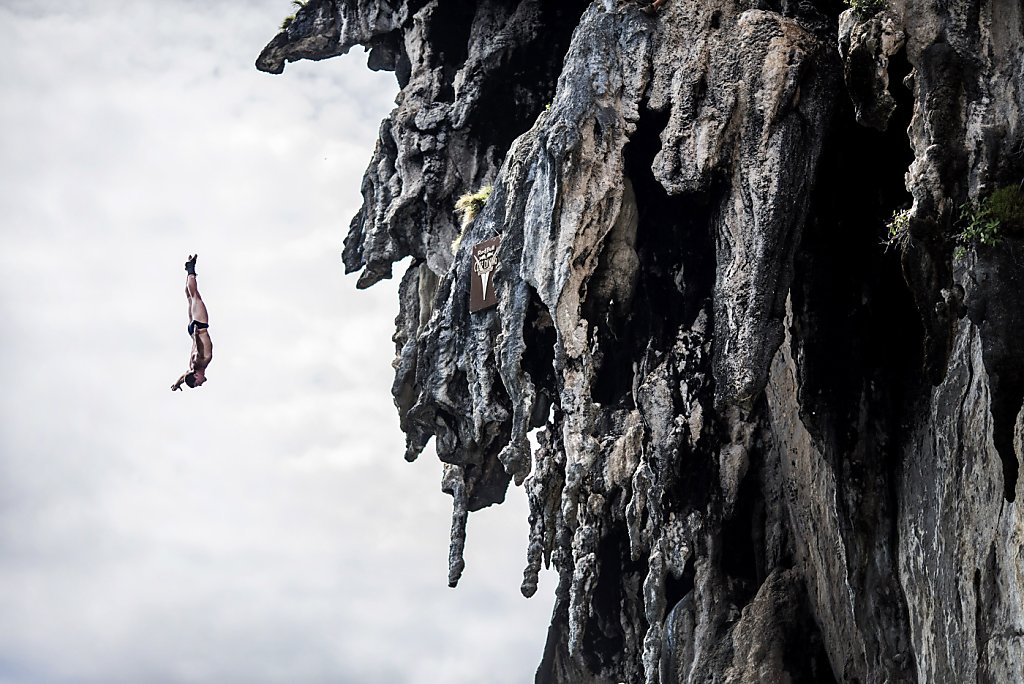 Crazy cliff diving action in Thailand