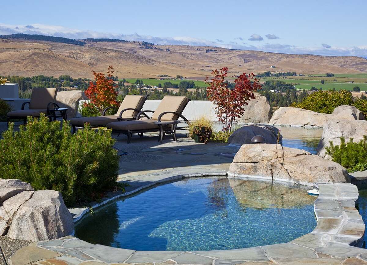 Live with the horses in style in Eastern Washington