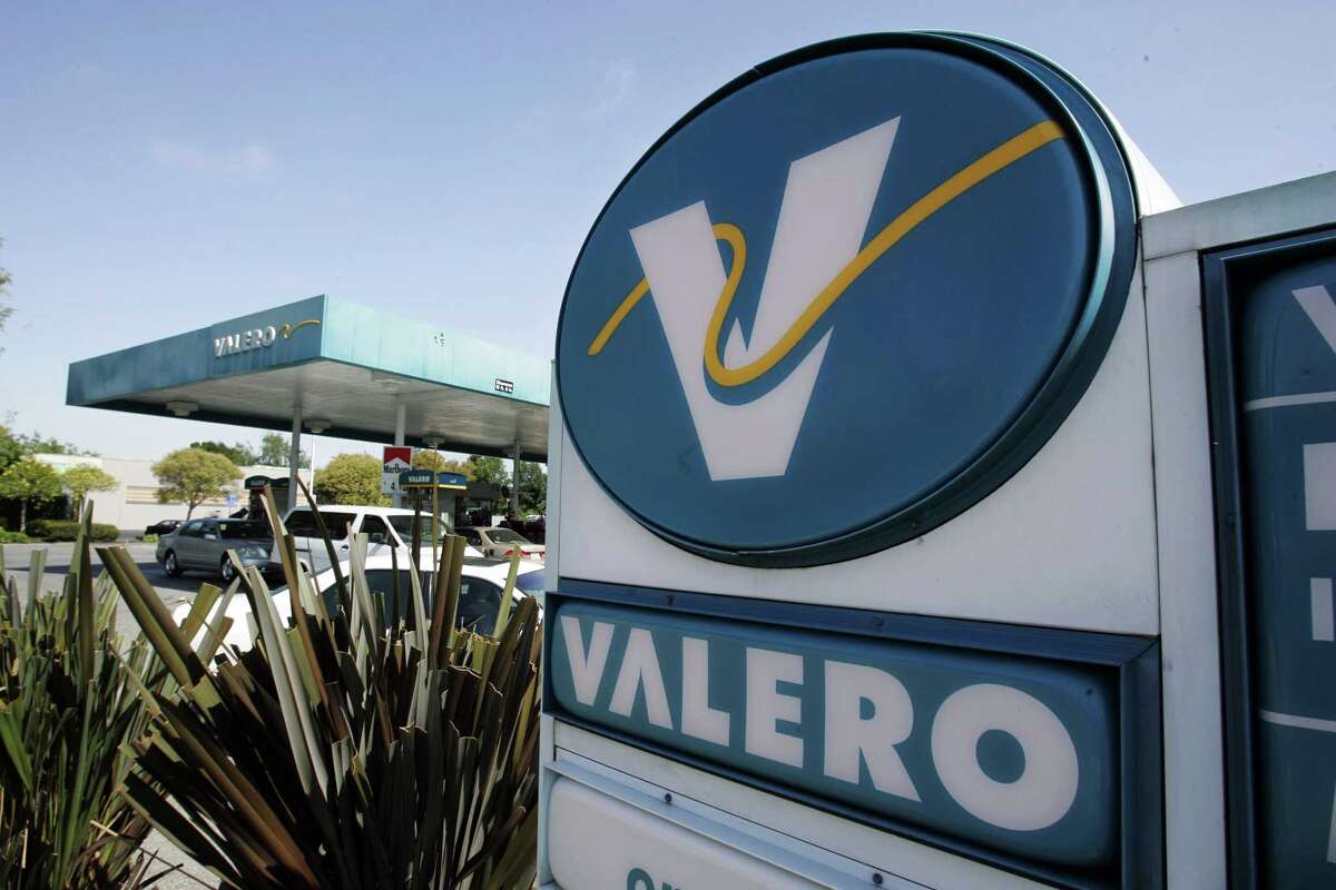 Valero's profit falls on lower margins