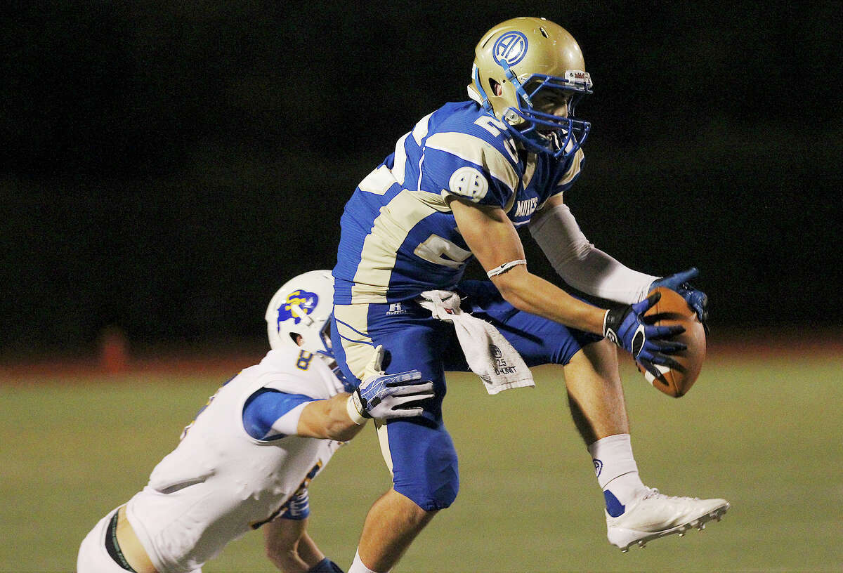 Alamo Heights RB carries on after losing lunch