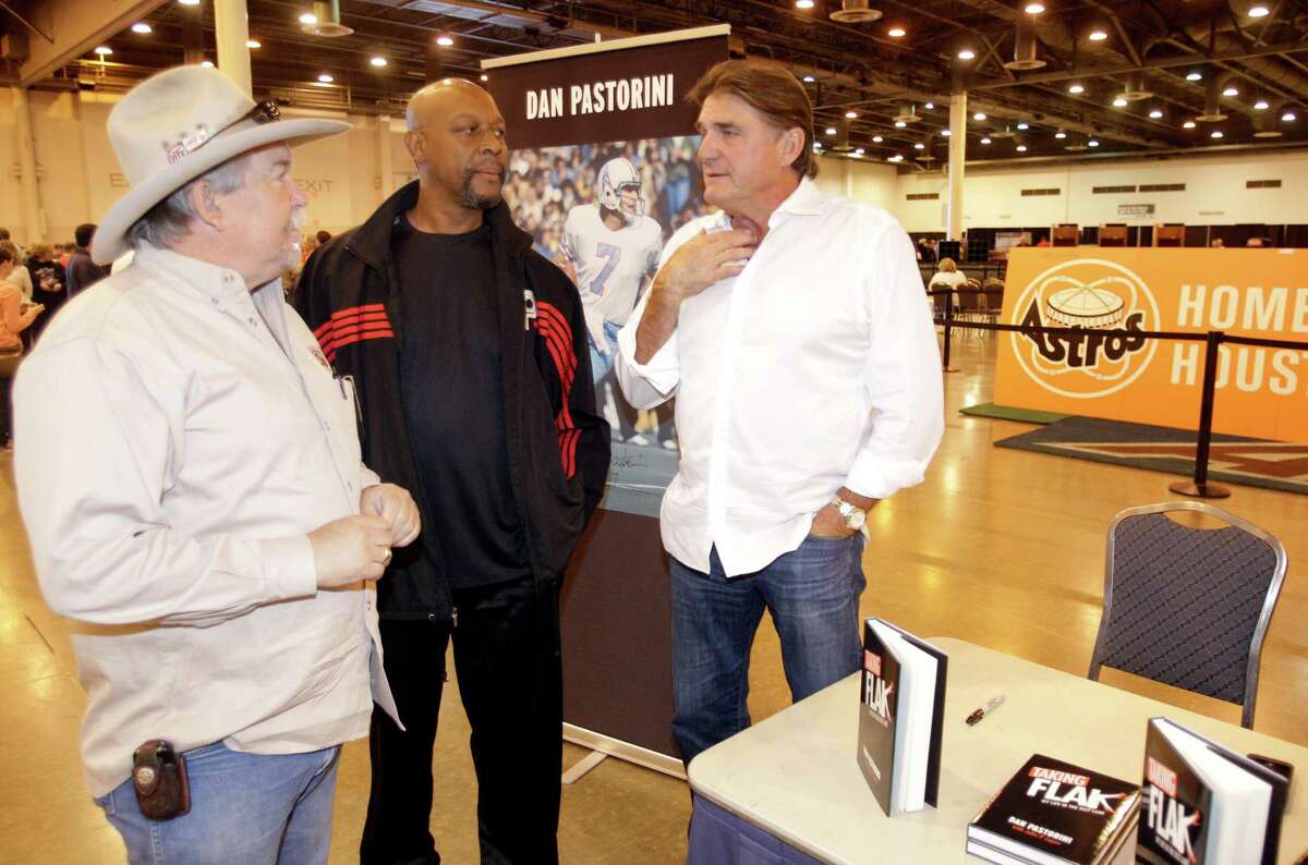 Astrodome sale draws long lines, long waits for memorabilia