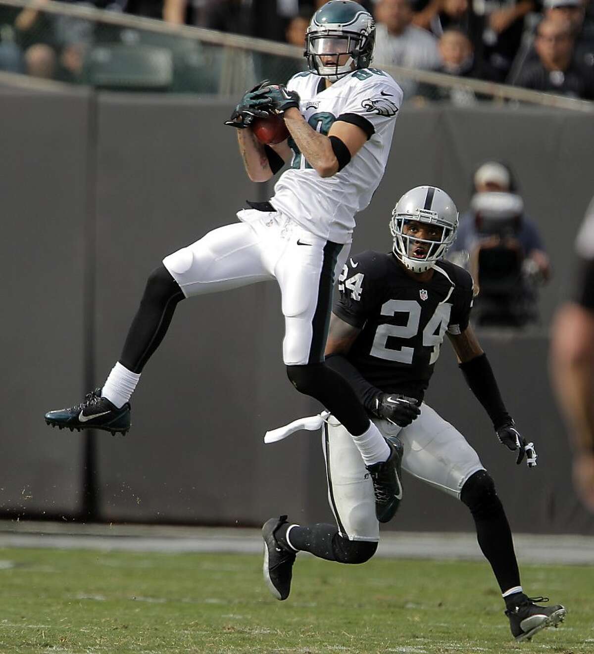 Eagles, Foles shred Raiders defense, win 49-20