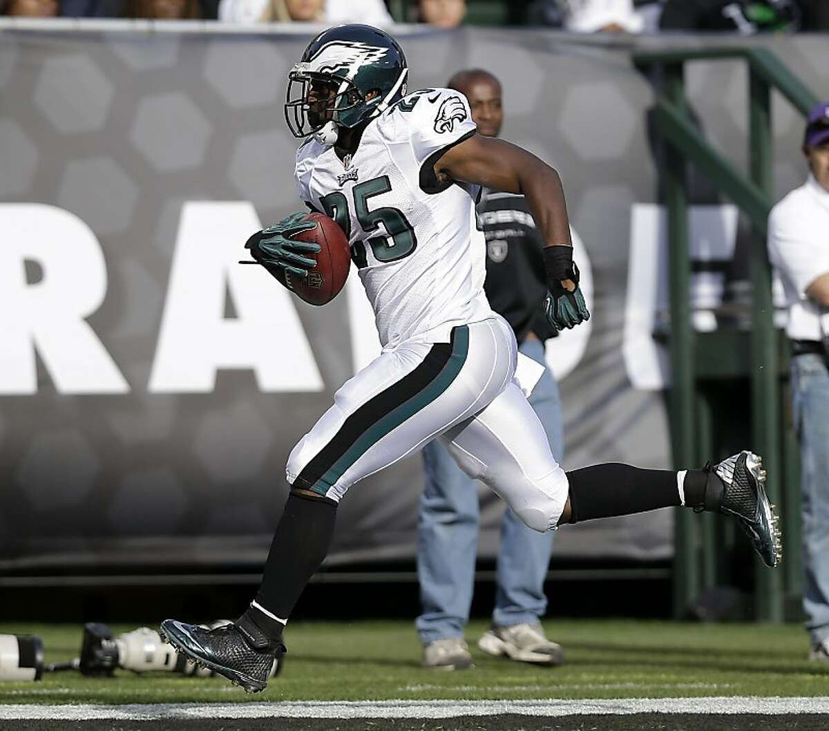 Eagles, Foles shred Raiders defense, win 49-20