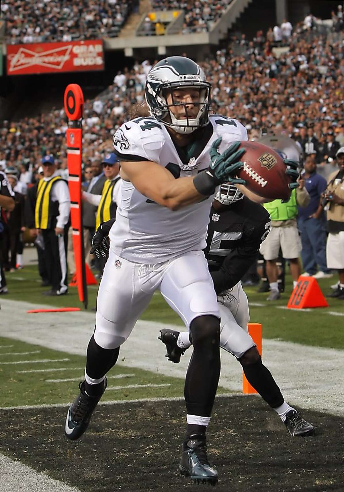 Eagles, Foles shred Raiders defense, win 49-20