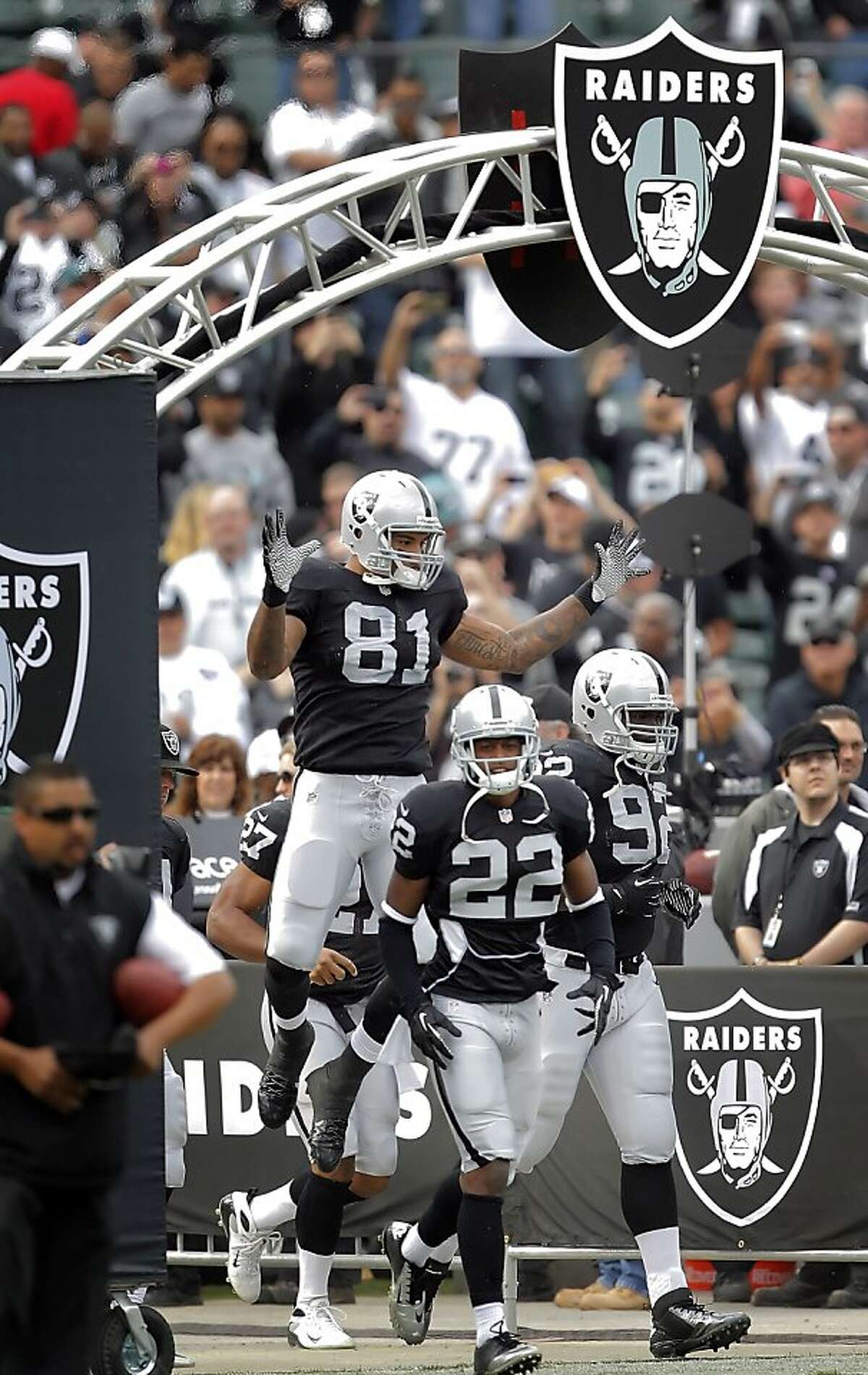 Eagles, Foles shred Raiders defense, win 49-20