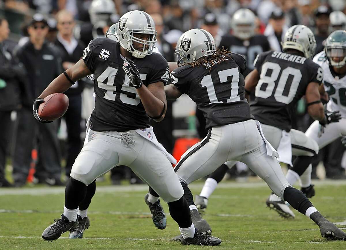 Eagles, Foles shred Raiders defense, win 49-20