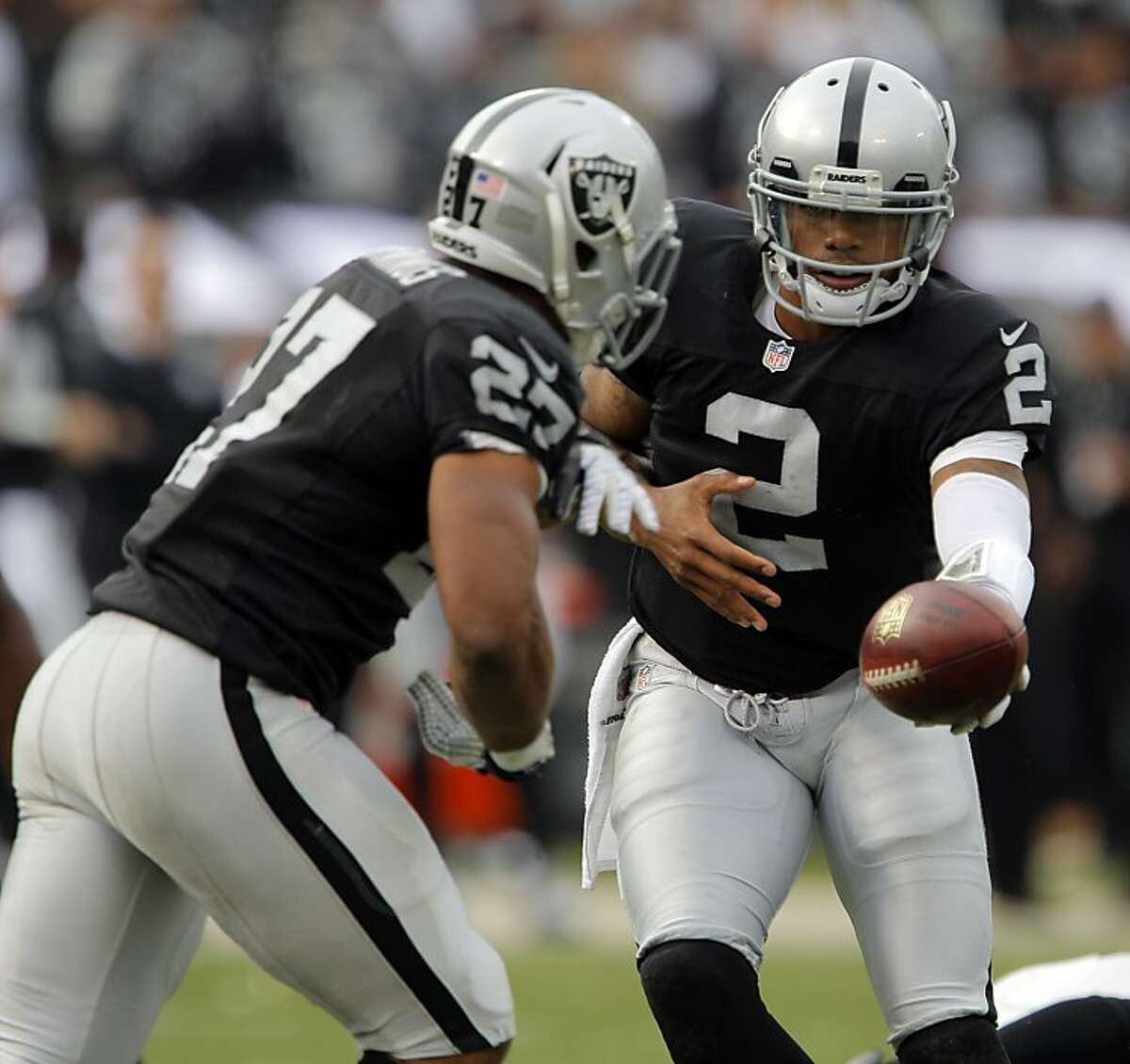 Eagles, Foles shred Raiders defense, win 49-20