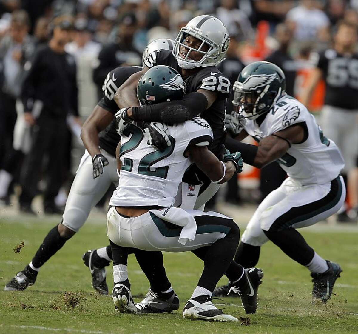 Eagles, Foles shred Raiders defense, win 49-20