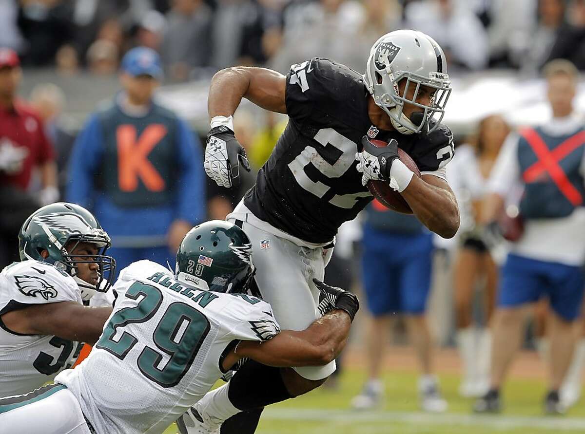 Eagles, Foles shred Raiders defense, win 49-20