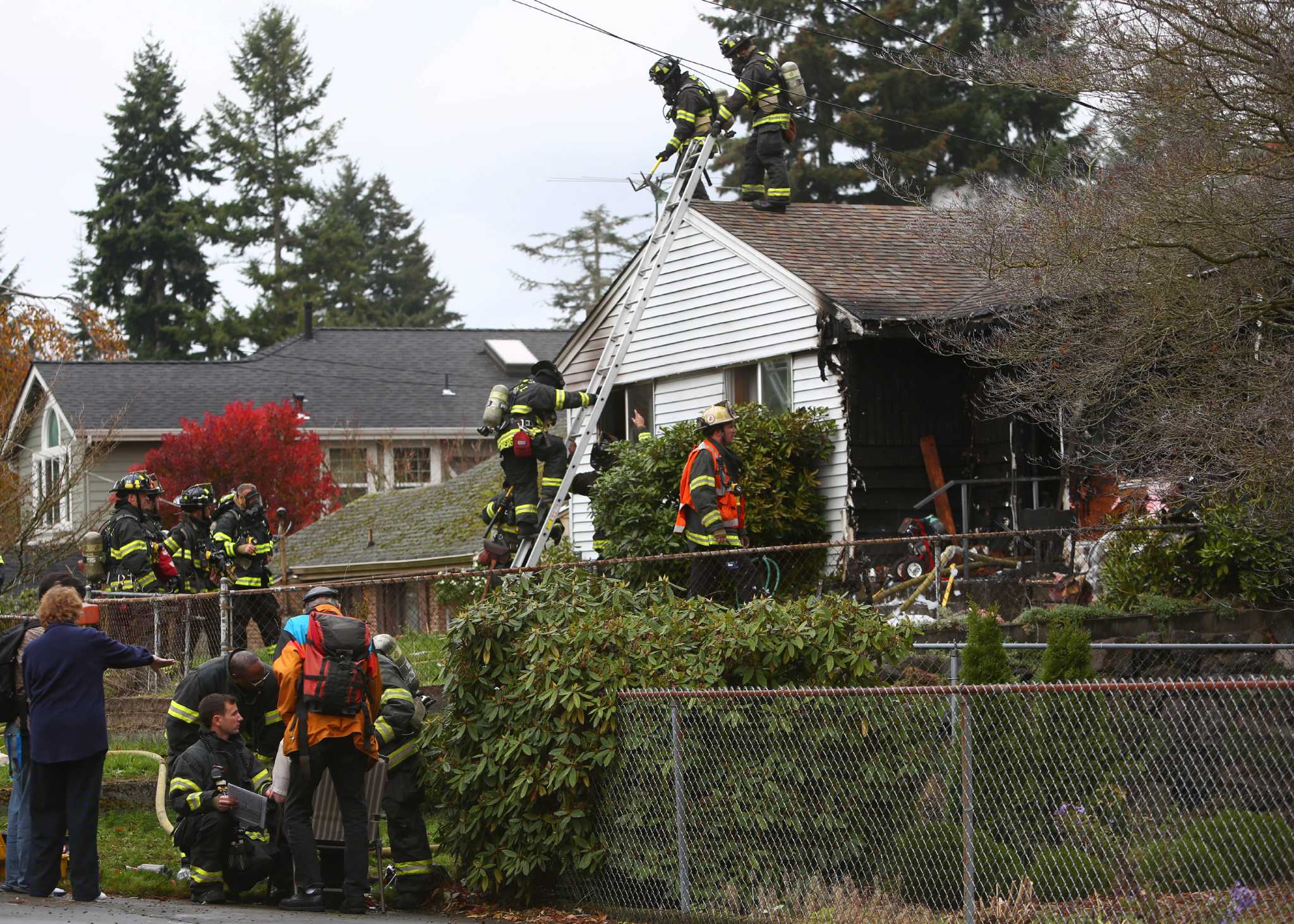 2 hurt in fire in North Seattle home