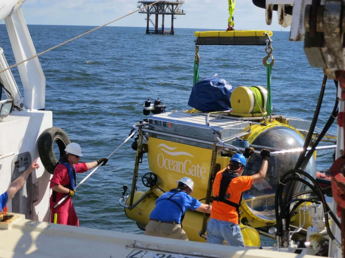 A lure for divers: Fighter jets as artificial reef