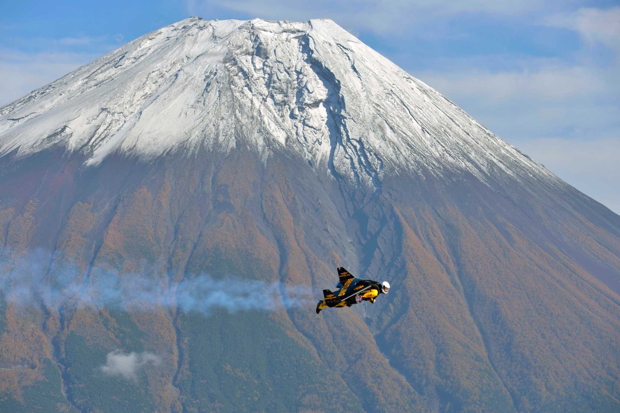 'Jetman' flies around Mount Fuji