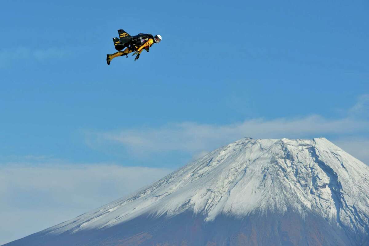 'Jetman' flies around Mount Fuji