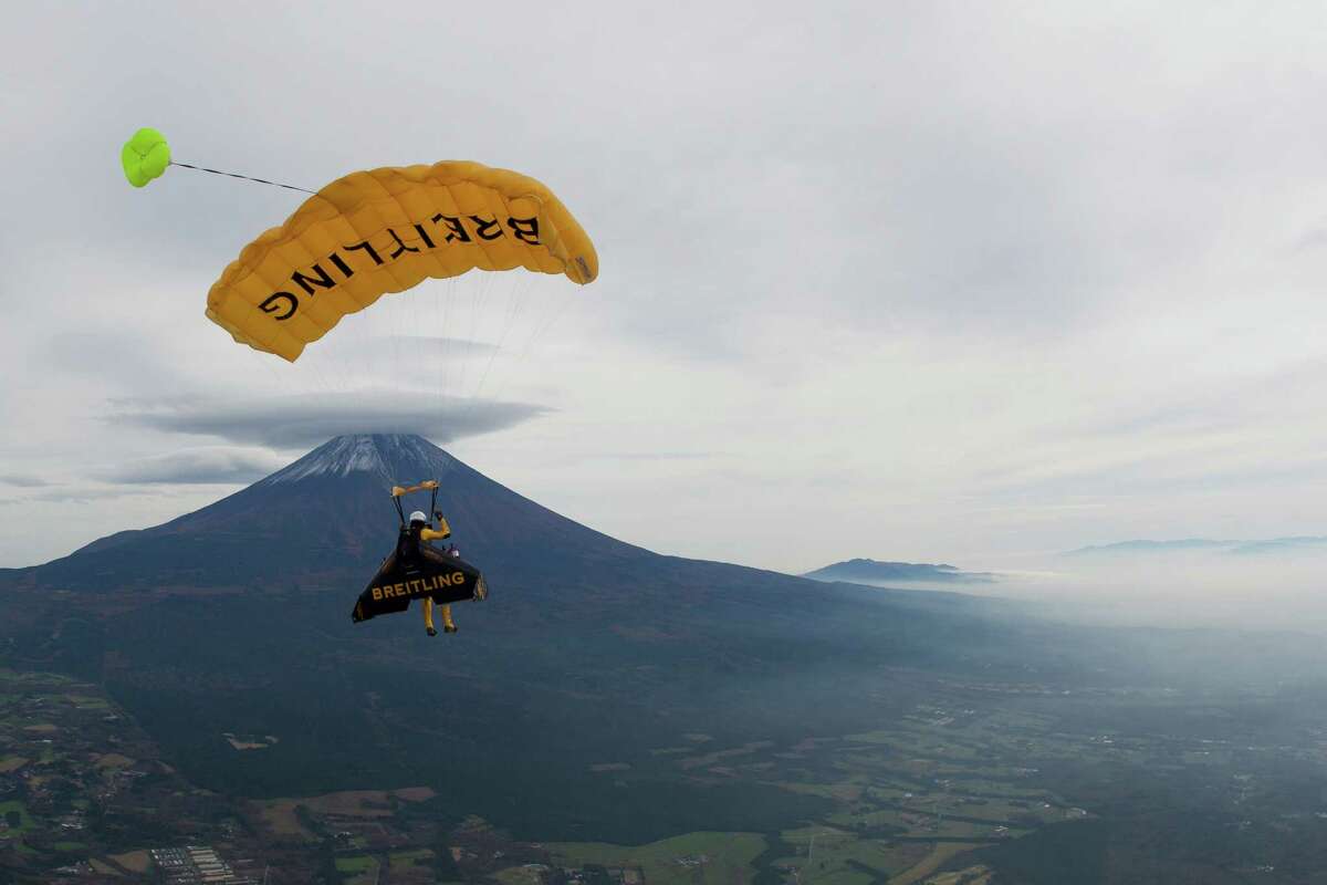 'Jetman' flies around Mount Fuji