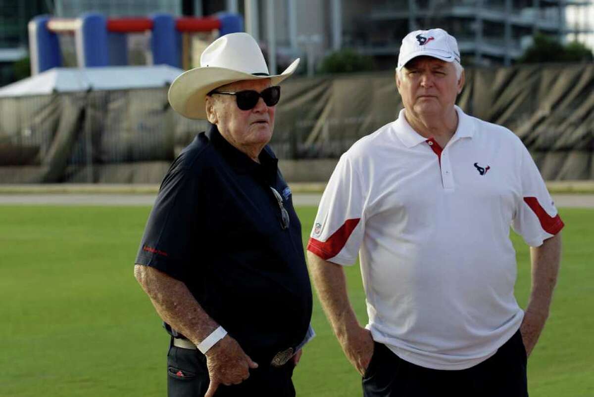 Day in history: ’75 Oilers Name Bum Phillips Head Coach