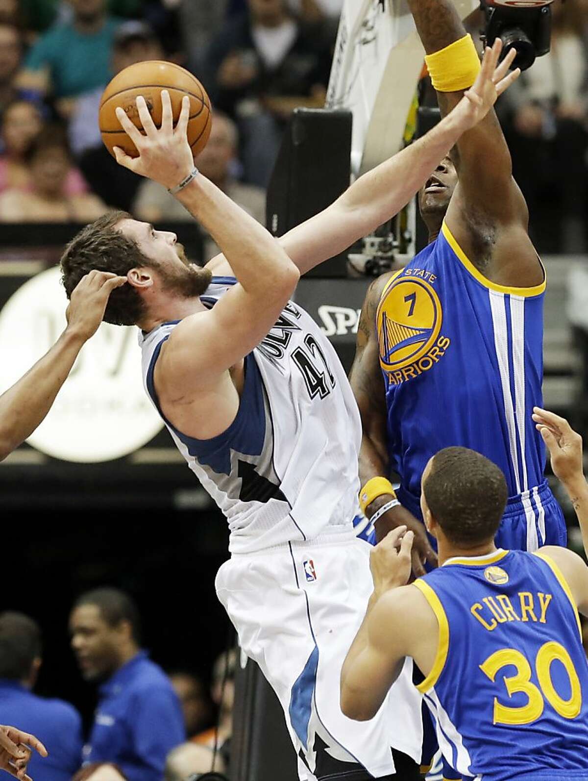 Barnes returns, Curry exits in Warriors' win