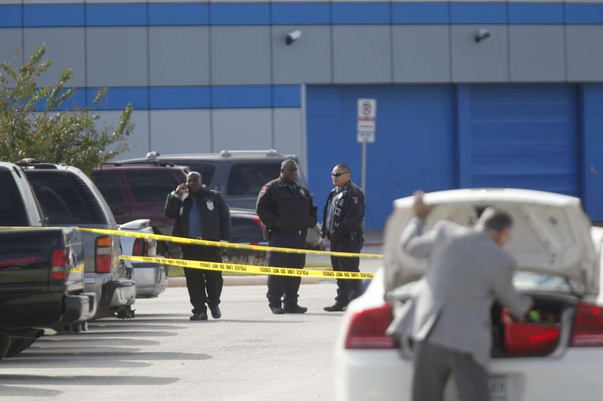 HISD officer shoots at suspects outside Barbara Jordan High School