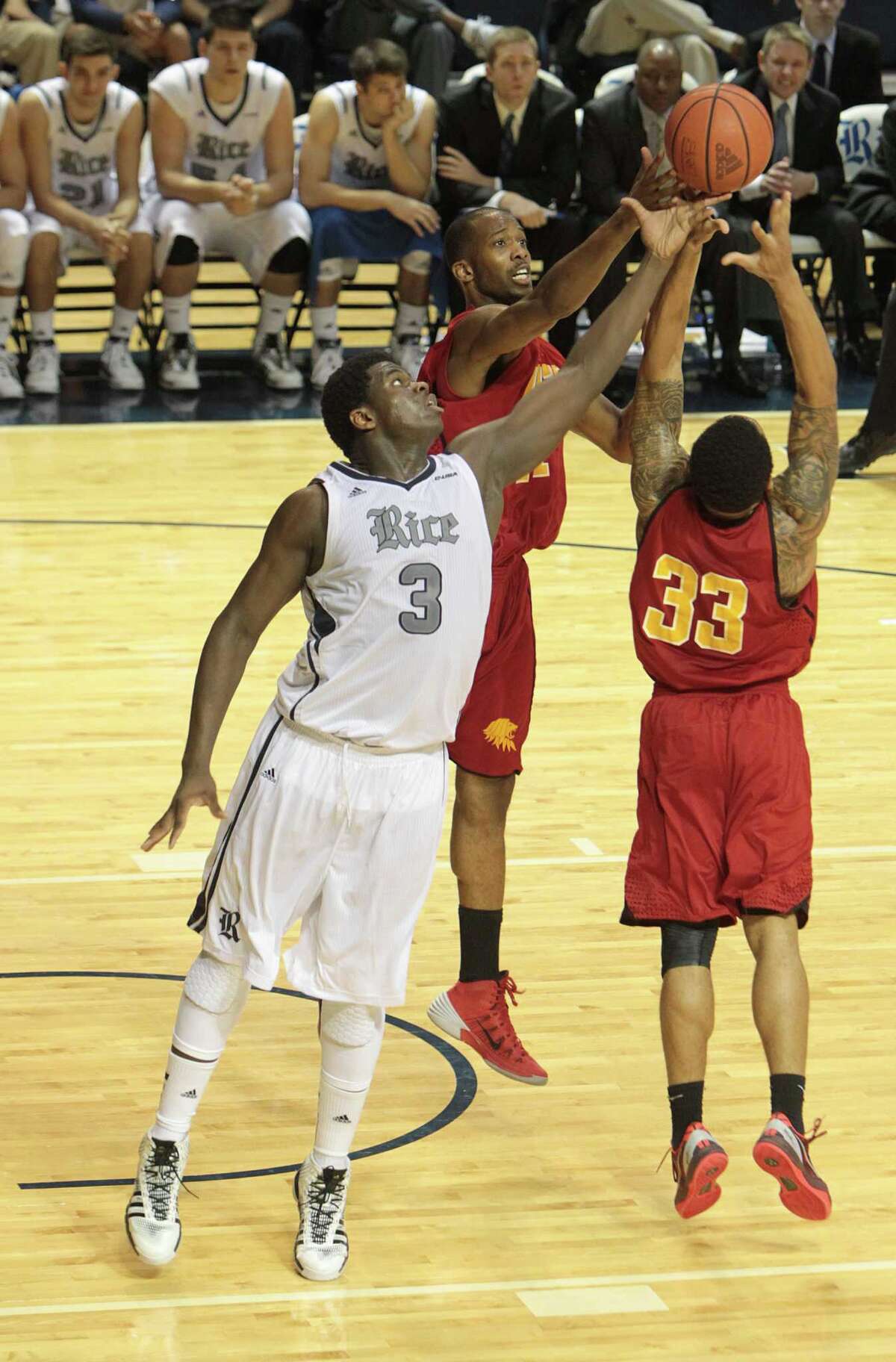 Rice basketball starts season with a victory against St. Thomas