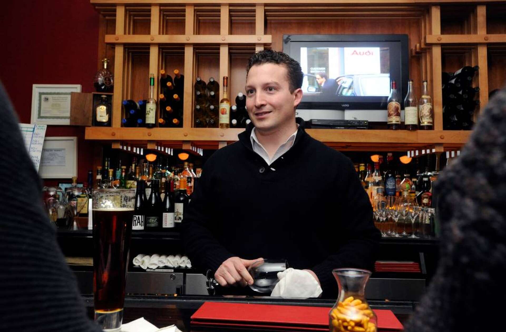 Quick-thinking bartender shows importance of knowing Heimlich maneuver