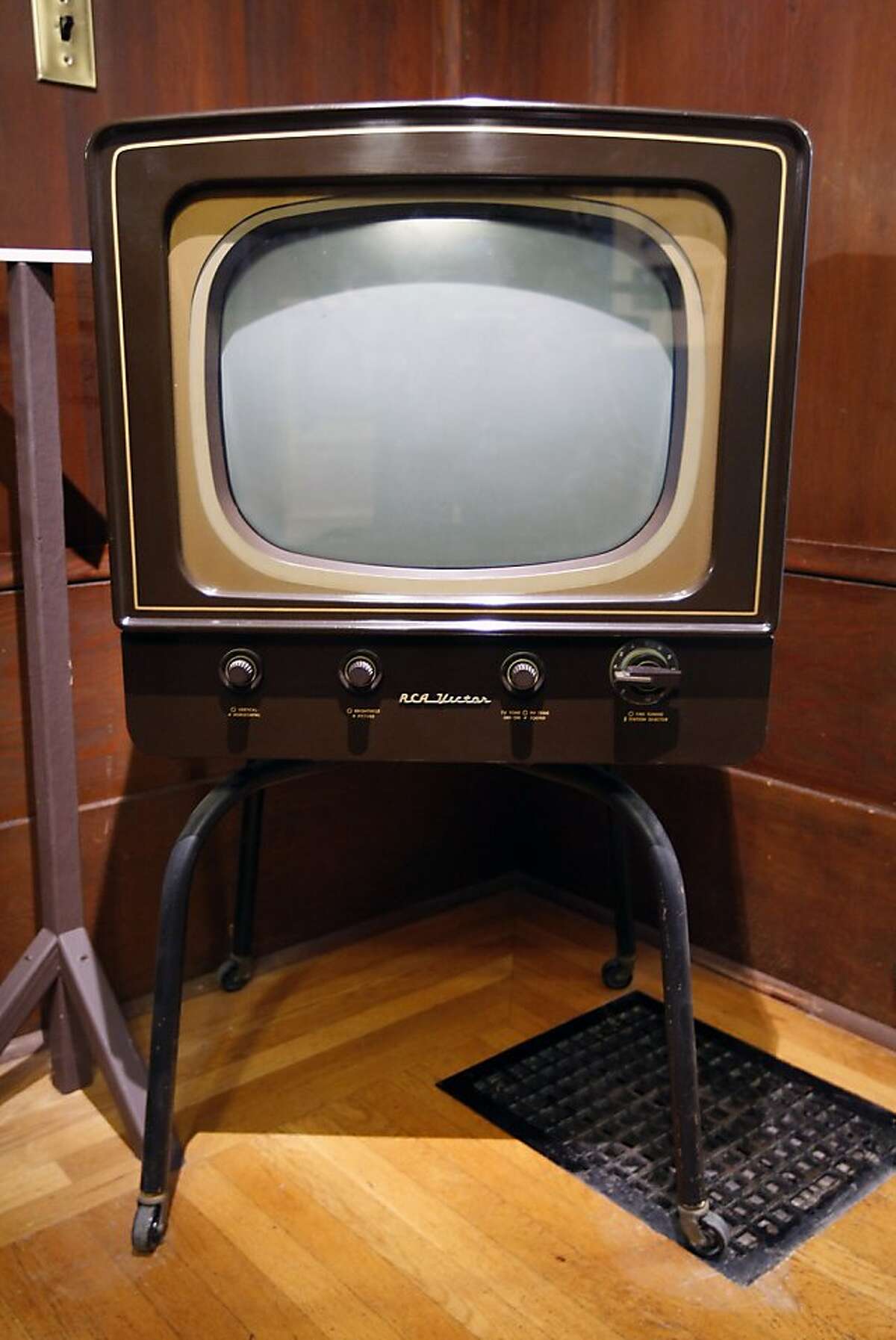 Palo Alto museum clicks back to 1950s TV