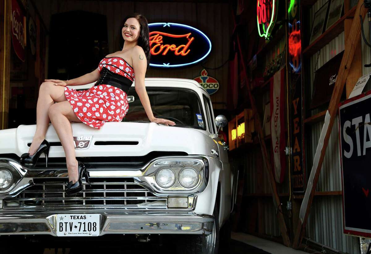 Pinup Van Horne in love with classic cars