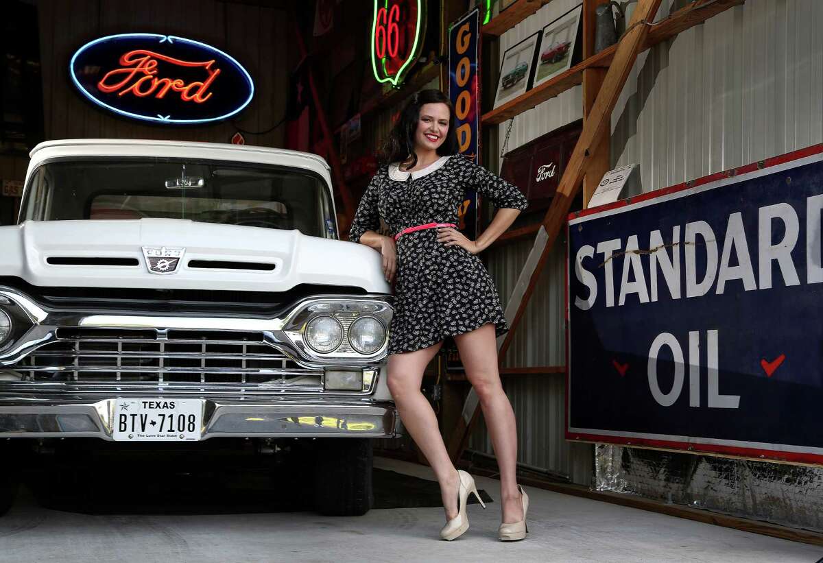 Pinup Van Horne in love with classic cars