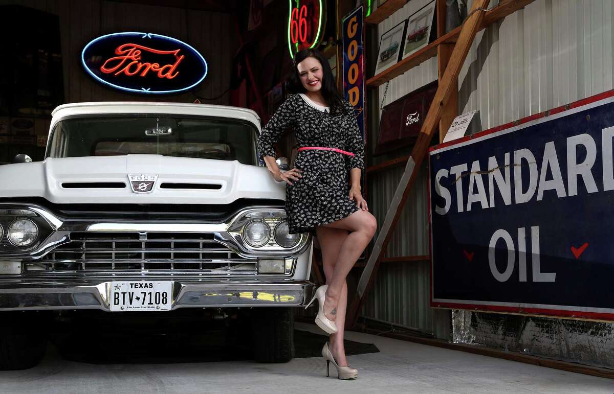 Pinup Van Horne in love with classic cars