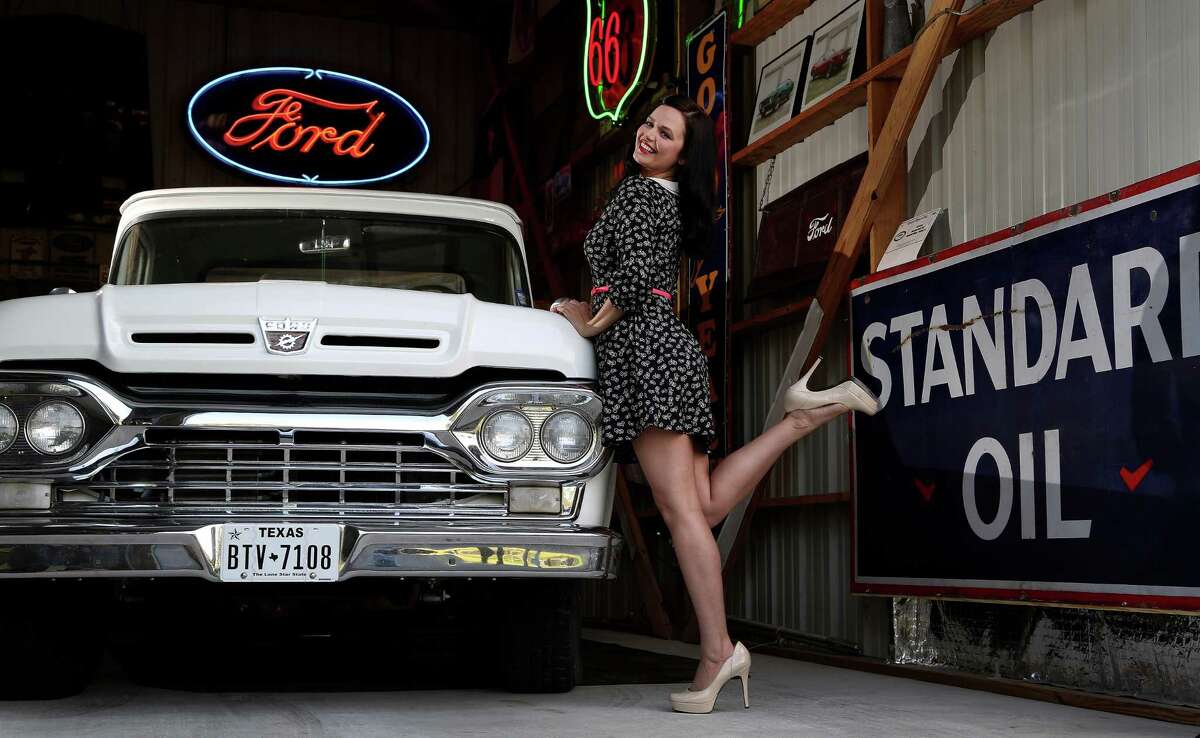 Pinup Van Horne in love with classic cars