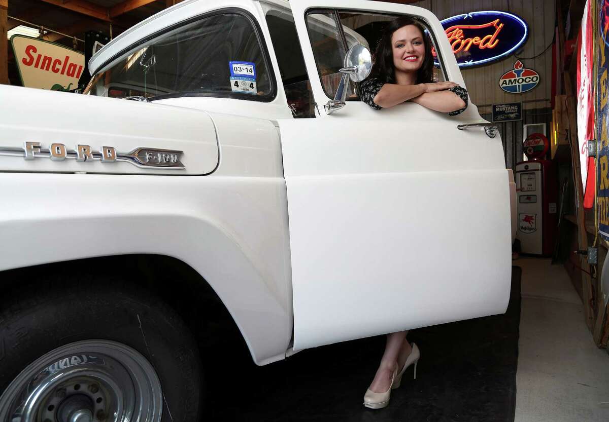 Pinup Van Horne in love with classic cars