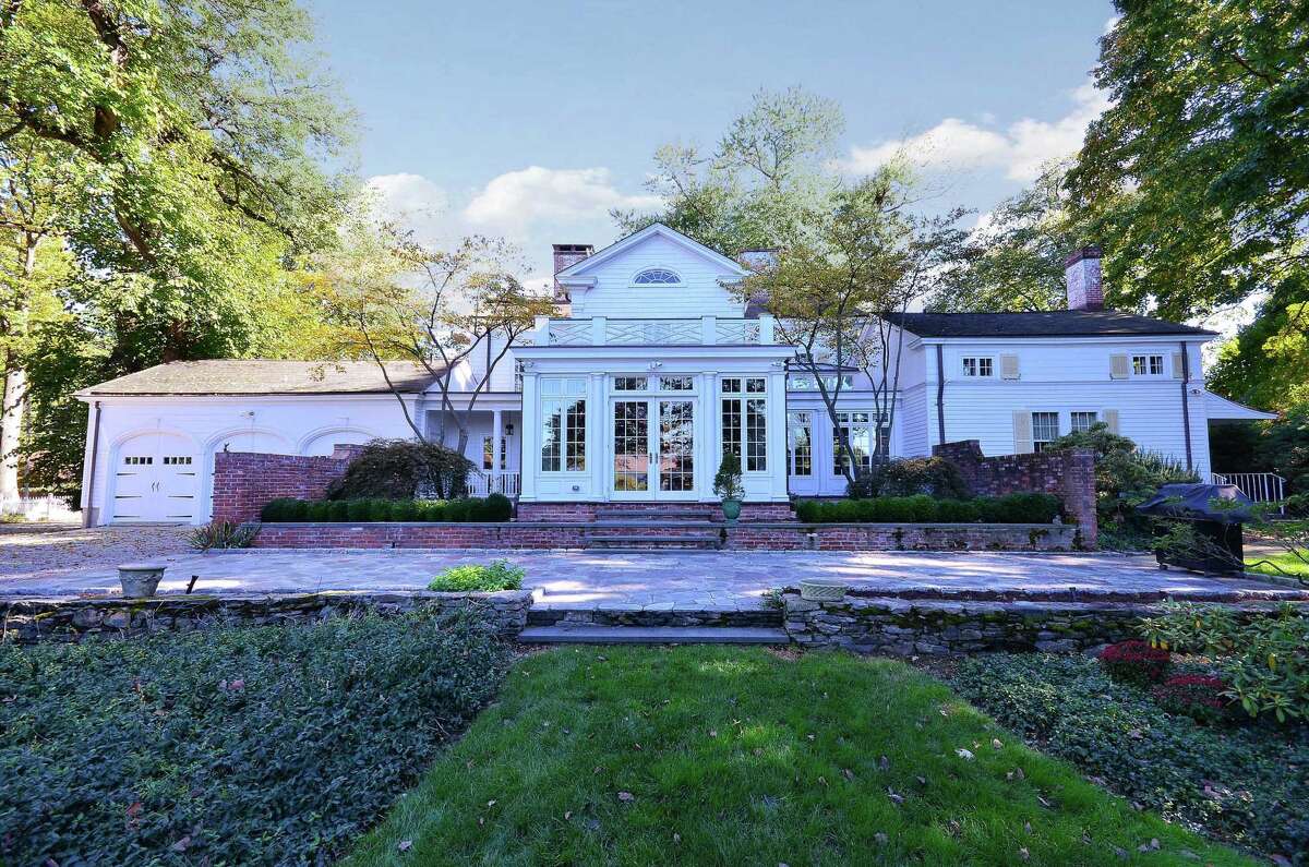 On the market: A star turn by classic Colonial on Old Post Road