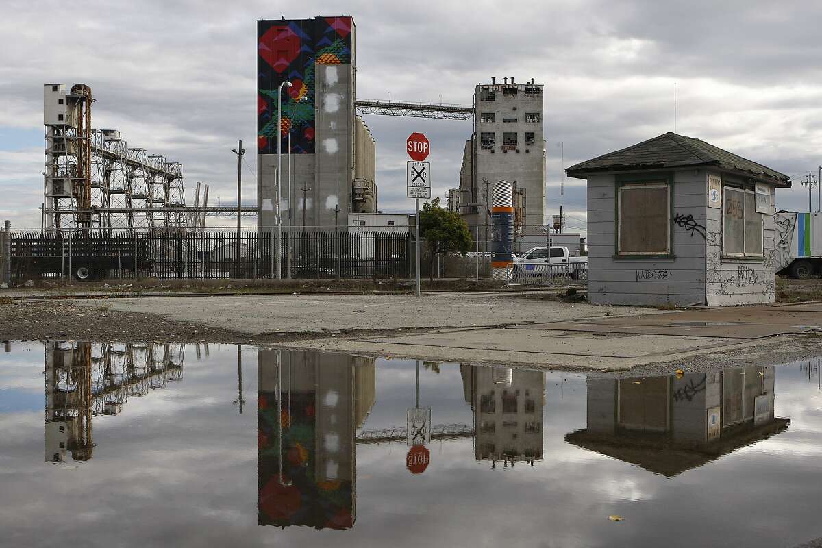 Big, bold mural adds zip to Bayview waterfront