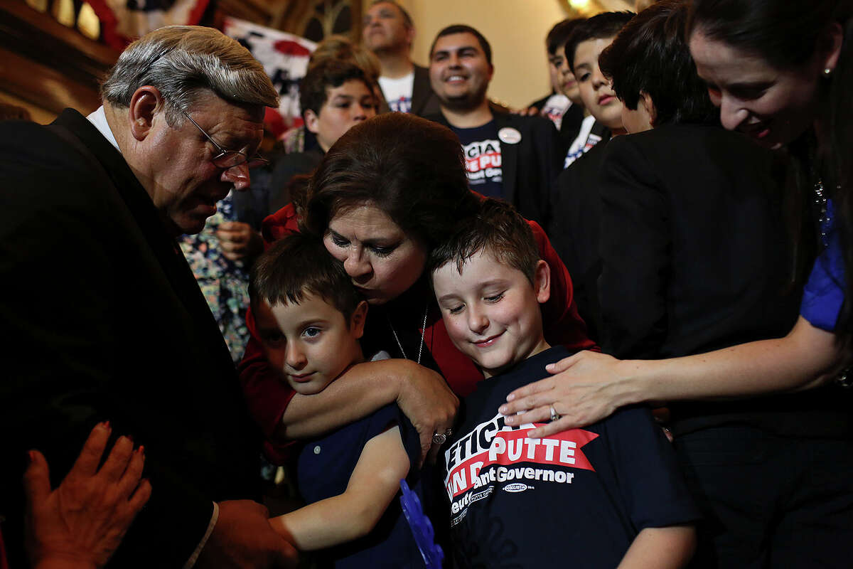 Dan Patrick handily wins over Van de Putte