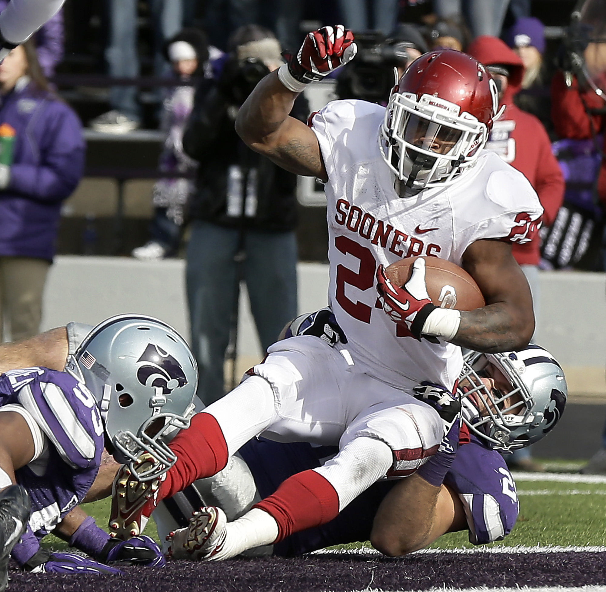 Stoops passes Switzer in OU wins