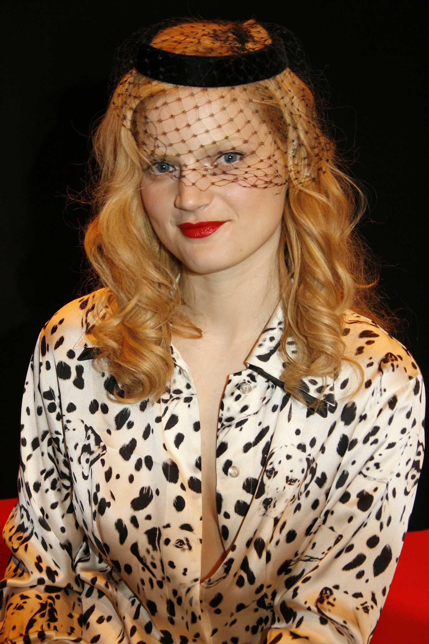 90s model-turned-photog tells NYT about her CT farmhouse, new career