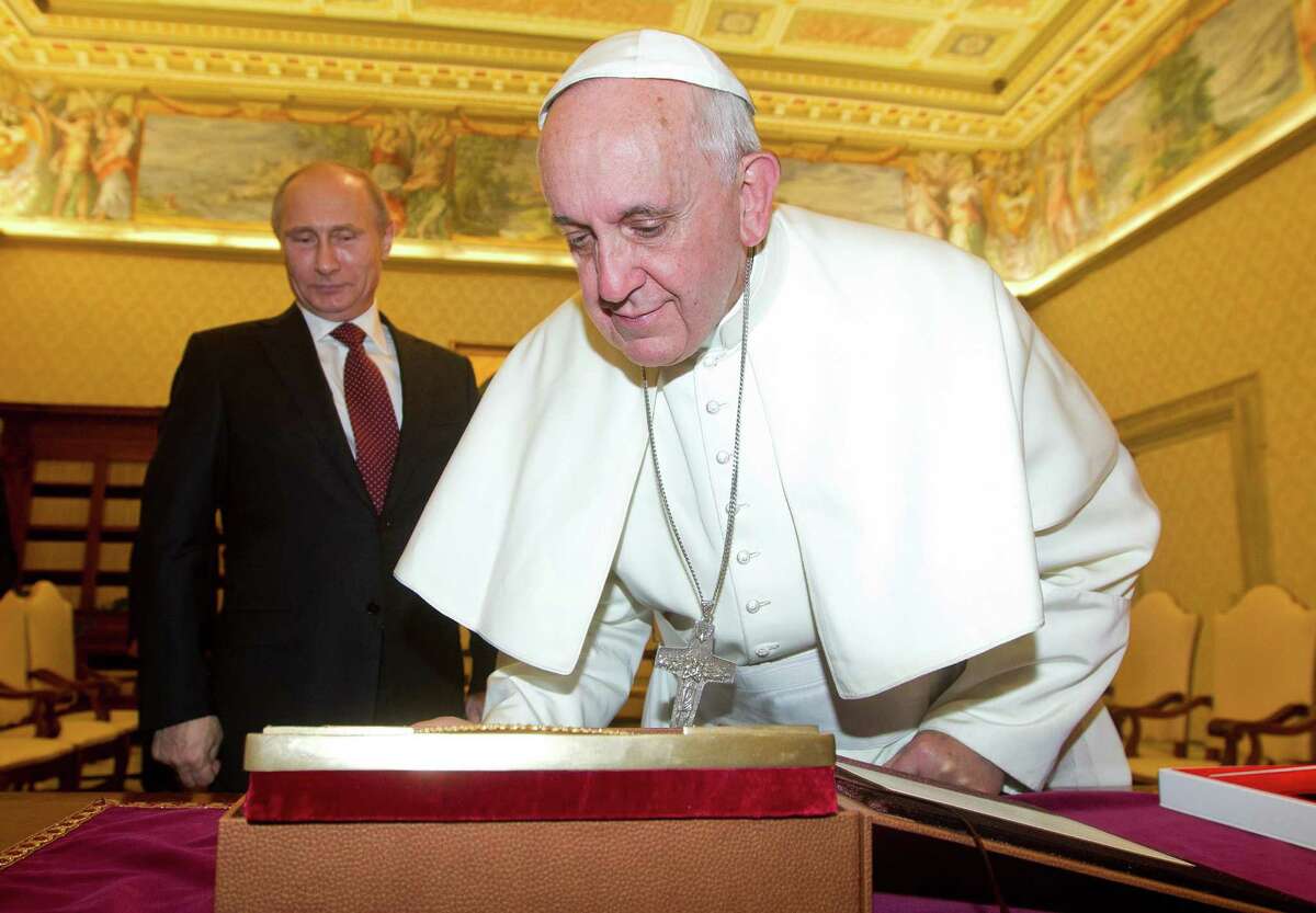 Putin kisses icon, visits the pope