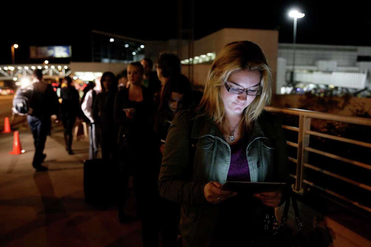 Sloppy weather slows Thanksgiving rushing