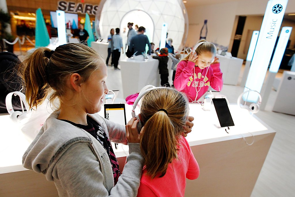 Google tries pop-up stores