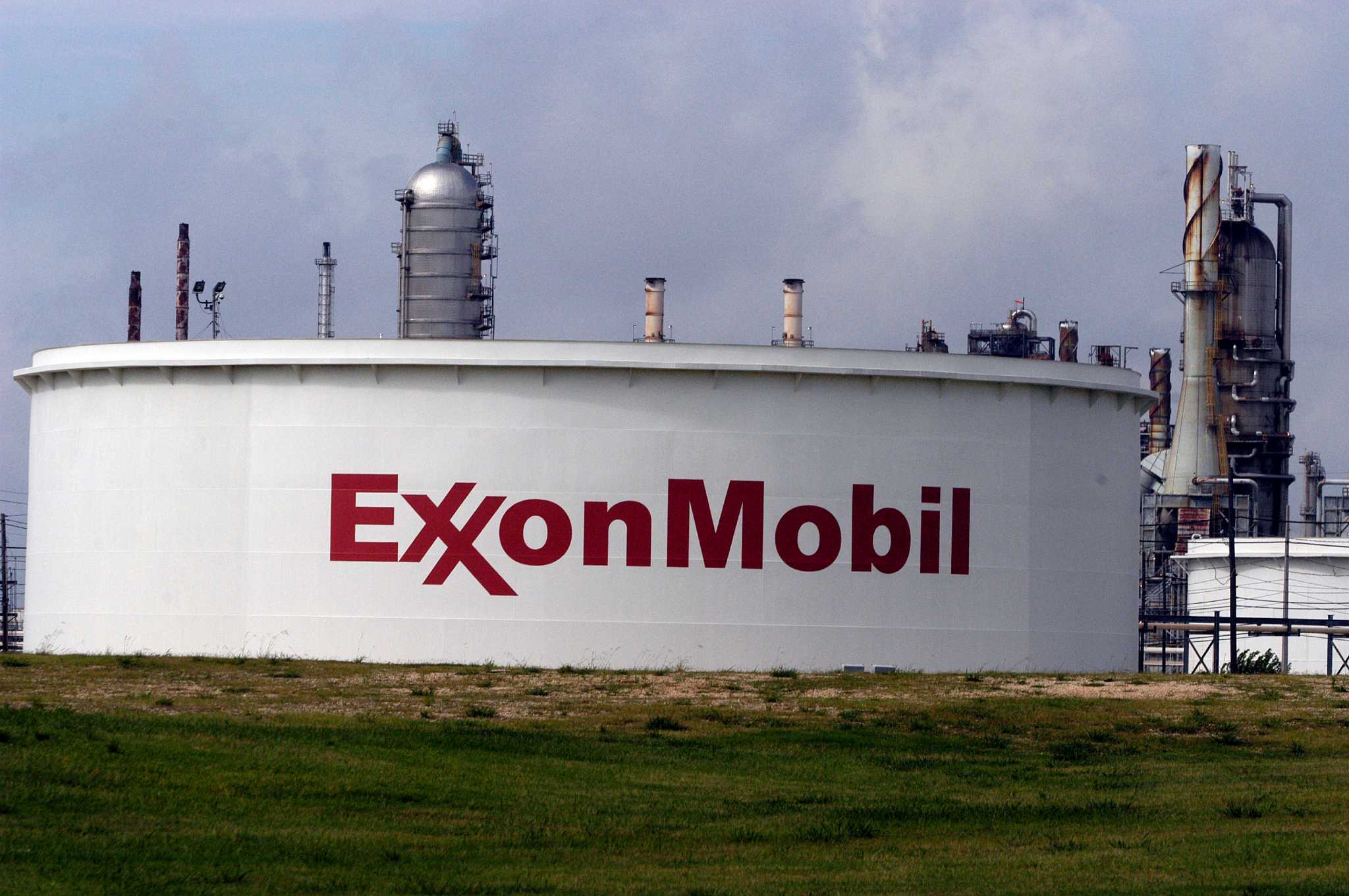 Exxon Mobil profit slumps