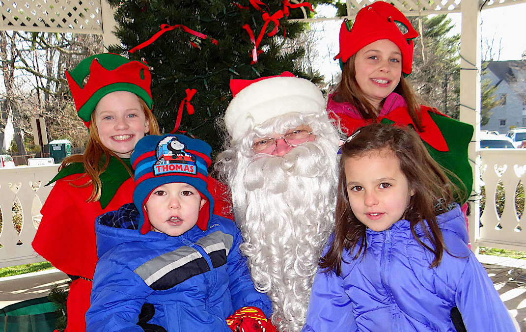 A Santa-stic welcome to the holidays at downtown celebration