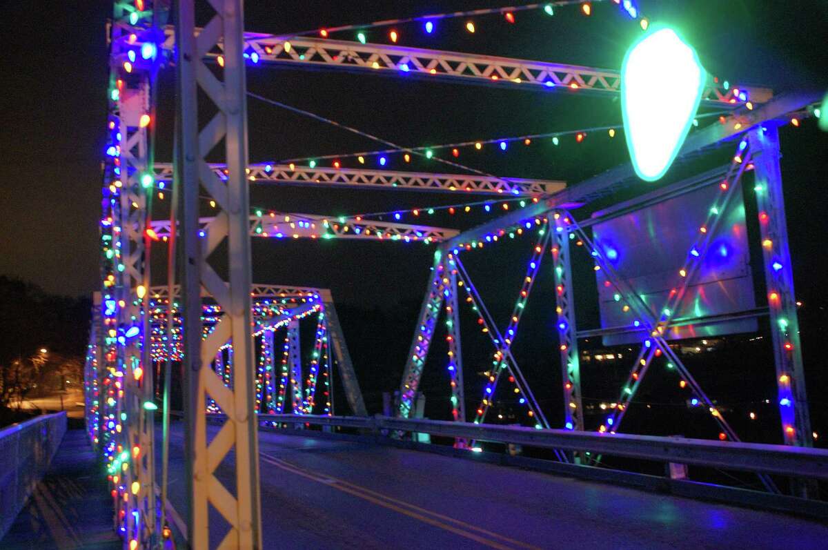 Bridge Street bridge display lights the way to the holiday