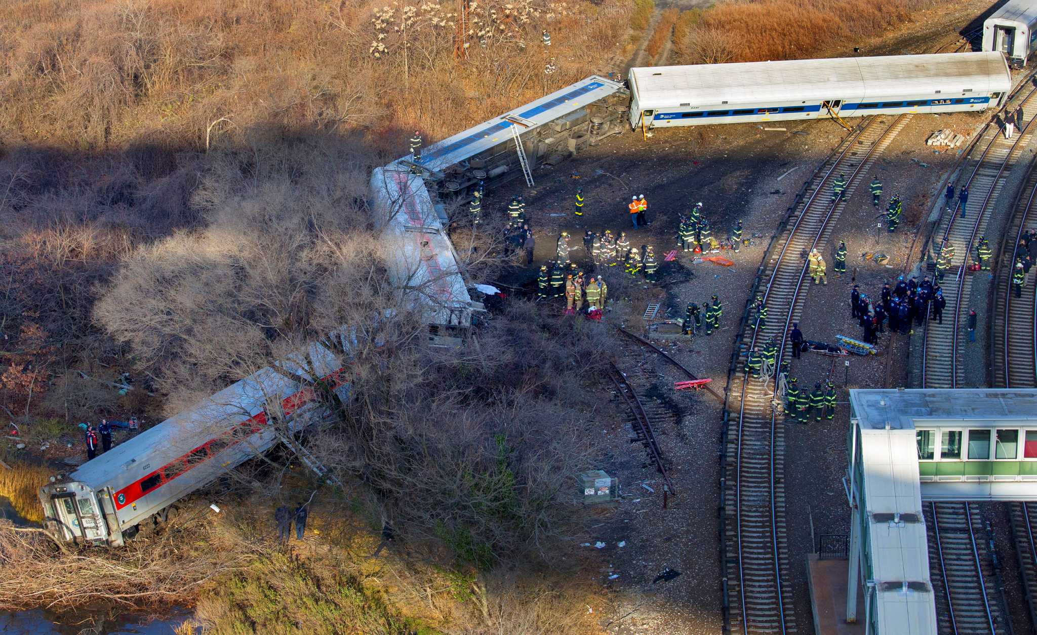 Probe seeks cause of NYC train crash that killed 4