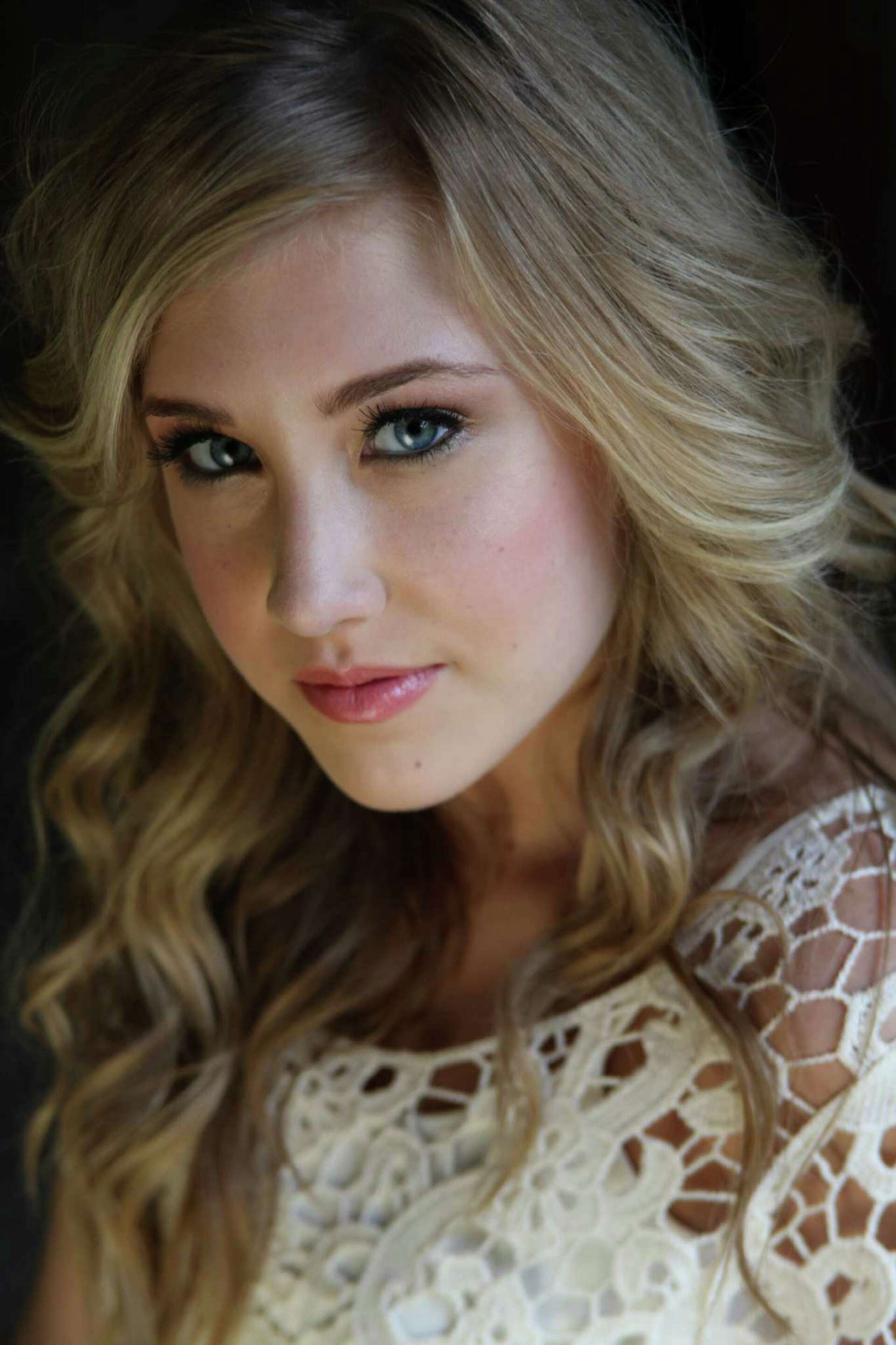 Twang, harmony poise Maddie and Tae for success